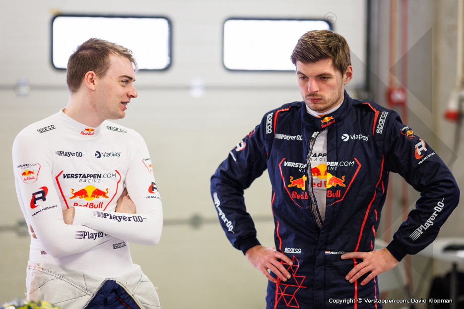 Megegyezett az Aston Martinnal Verstappen versenycsapata – és egy nagy ...