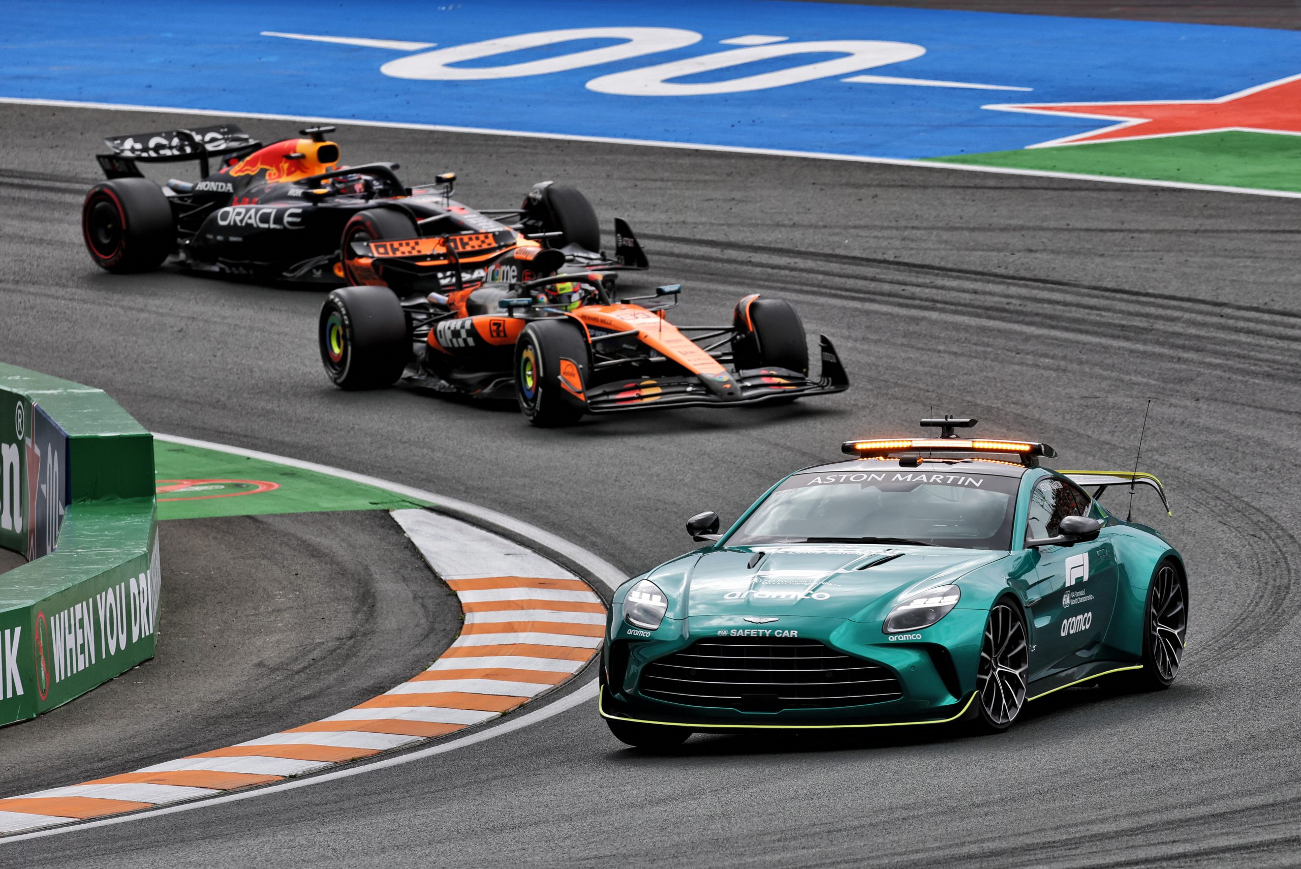 Sajtó: Kiszáll az Aston Martin, egy biztonsági autója marad az F1-nek ...