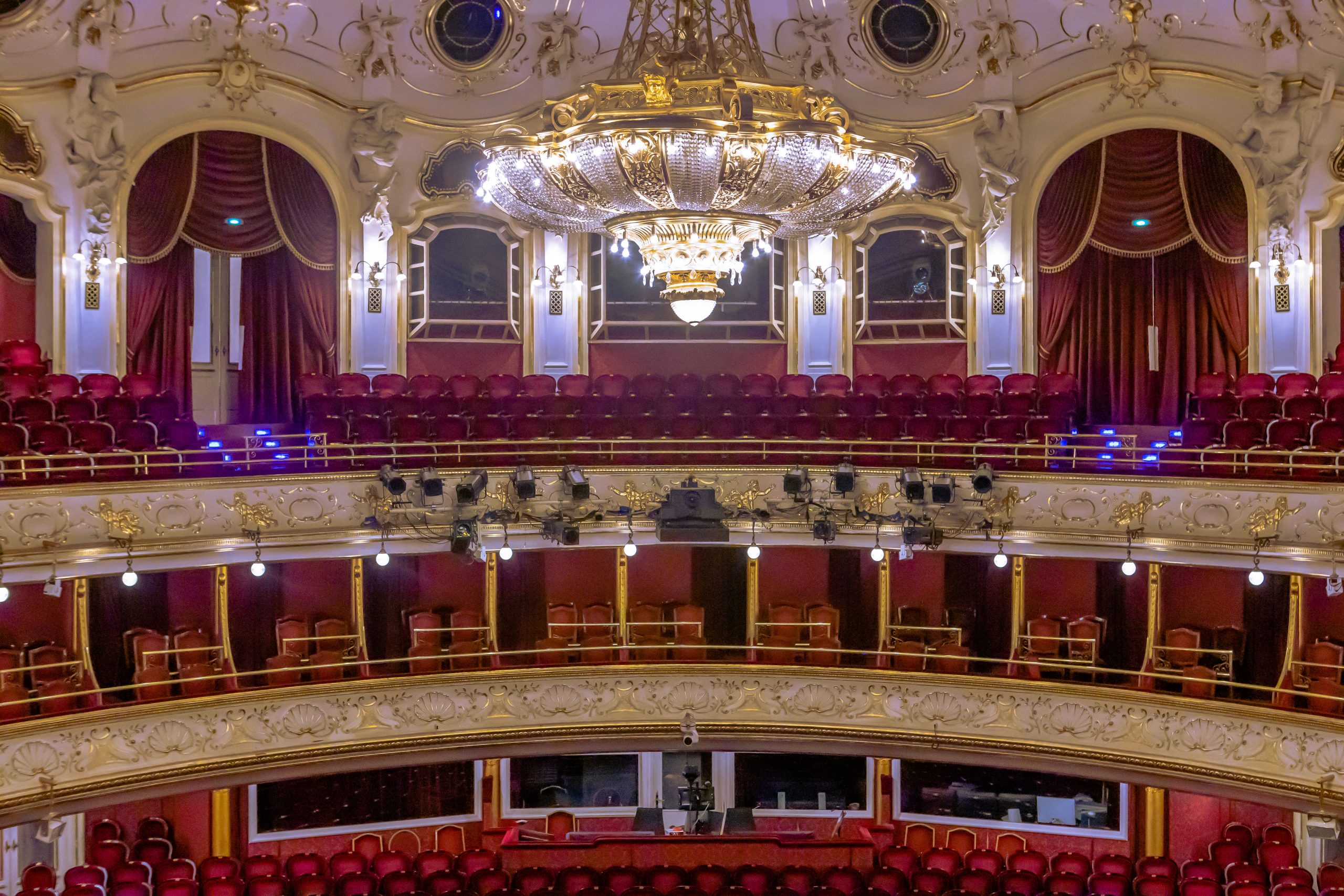ELKELT! - Igazgatói páholy a Budapesti Operettszínház egy előadására ...