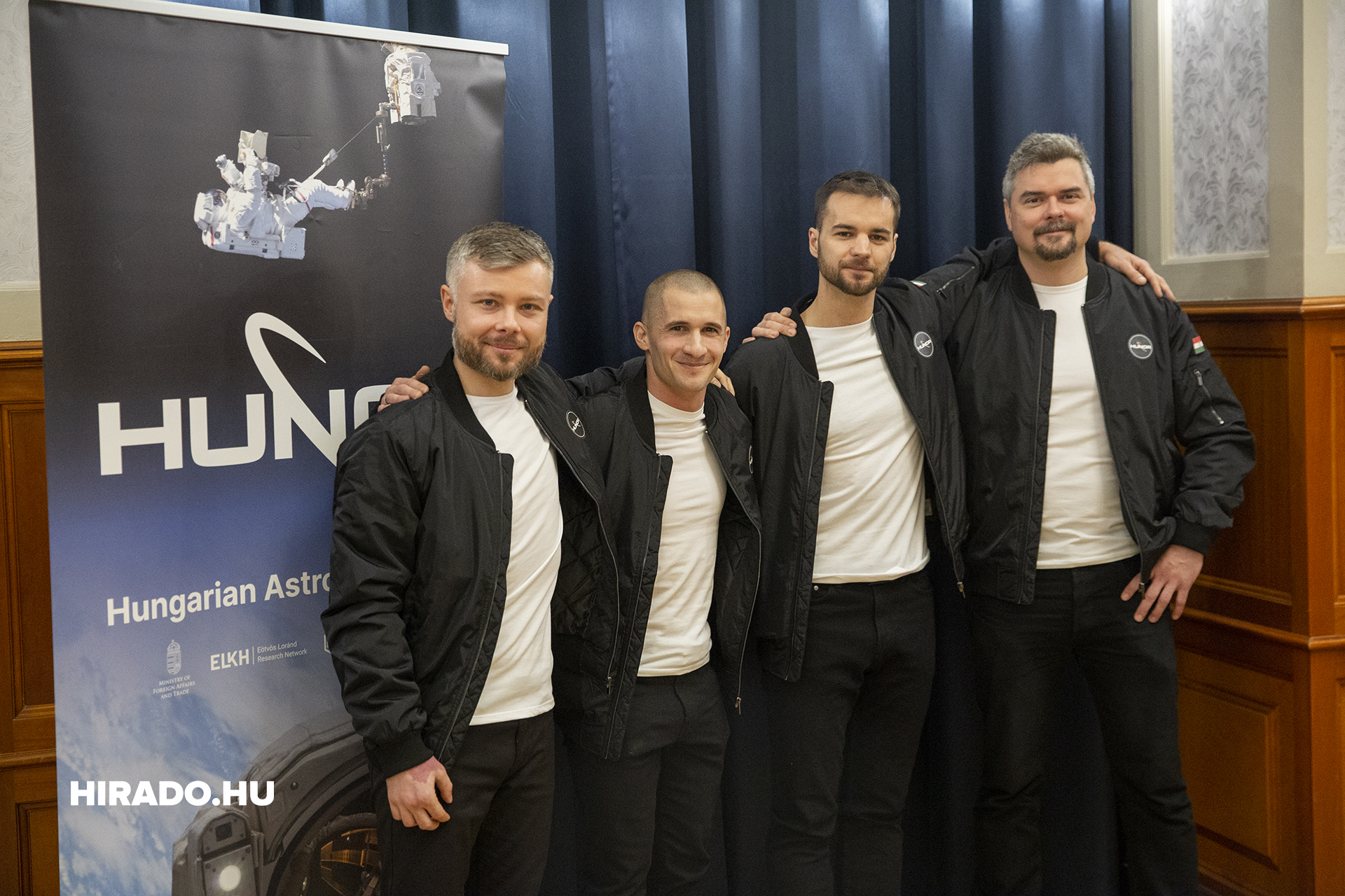 Történelmi pillanat: bemutatták a magyar űrhajósjelölteket | hirado.hu