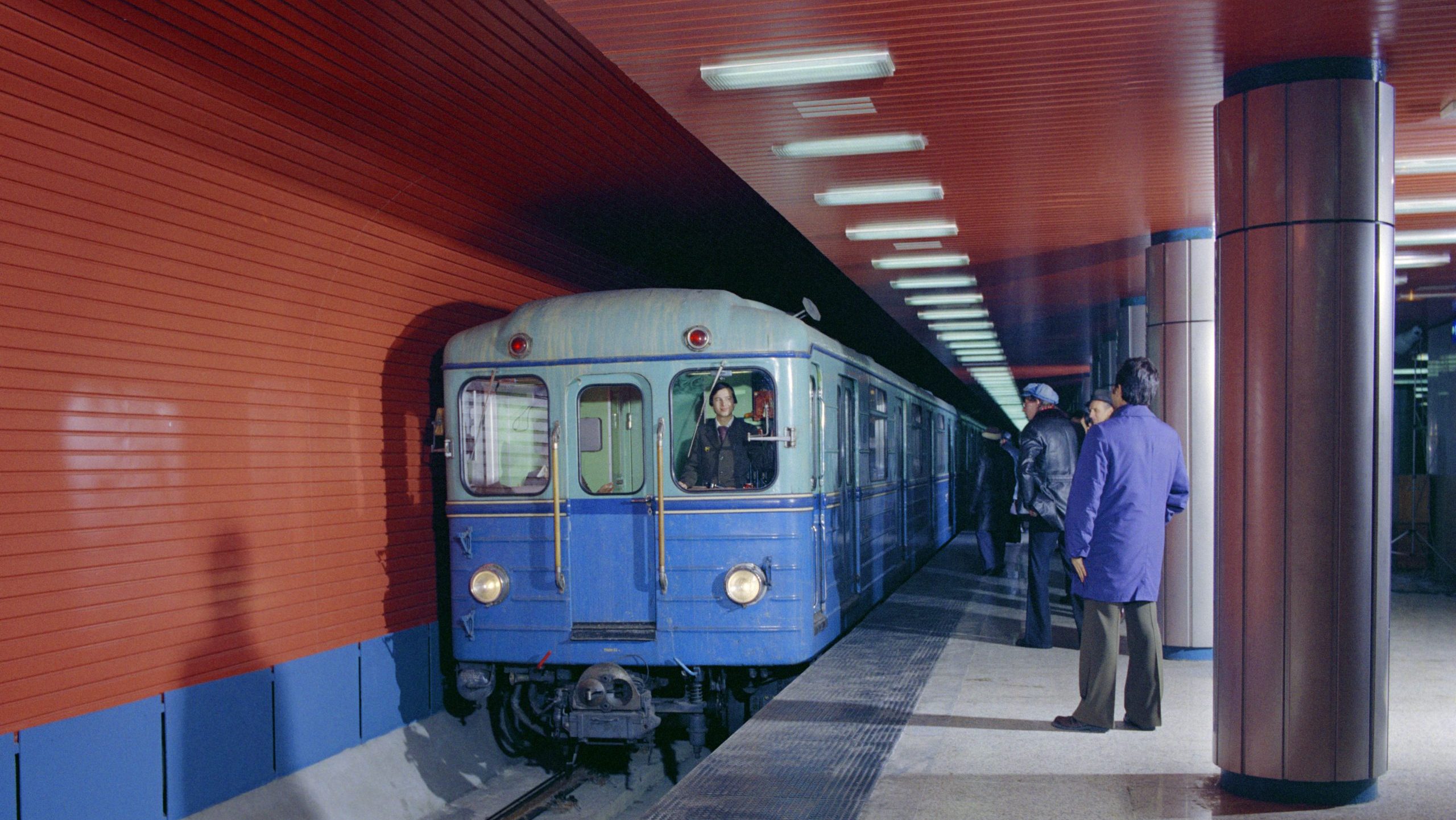 Kiállítótermet hoztak létre az M2-es metró Deák téri állomásán | hirado.hu
