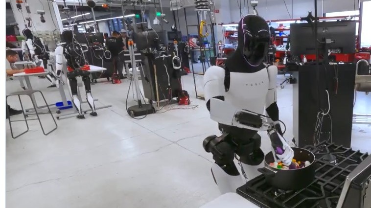 Íme, így serénykedik a konyhában Elon Musk háziasszonyok babérjaira ...