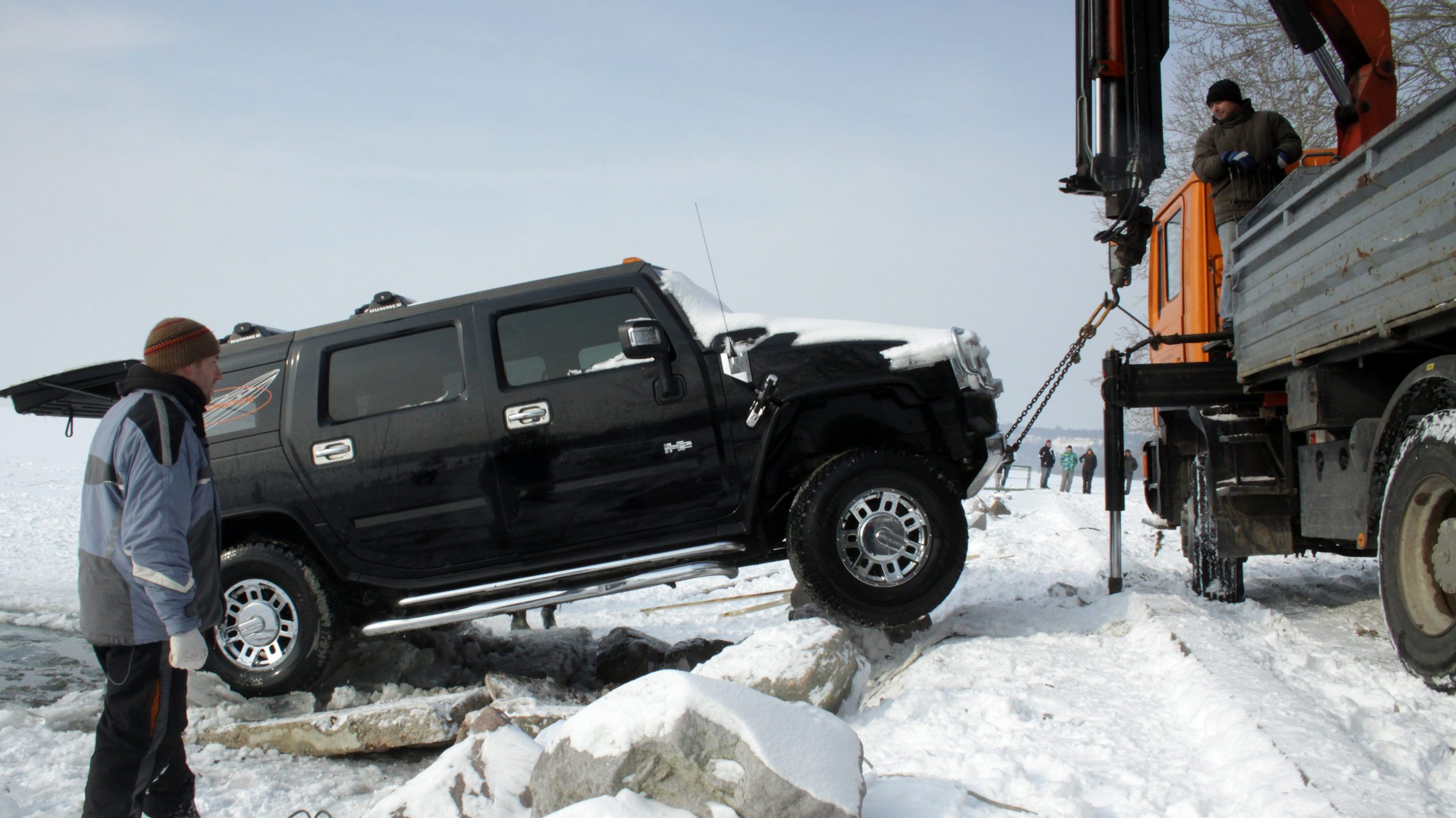Eladóvá vált a korábban a jeges Balatonba szakadt fekete Hummer ...
