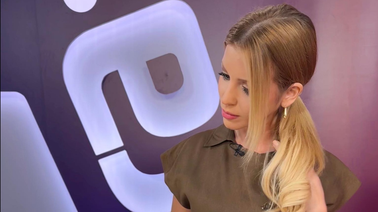 Leköpéssel vádolja a Hír TV munkatársát a Szivárvány TV tulajdonosa, a ...