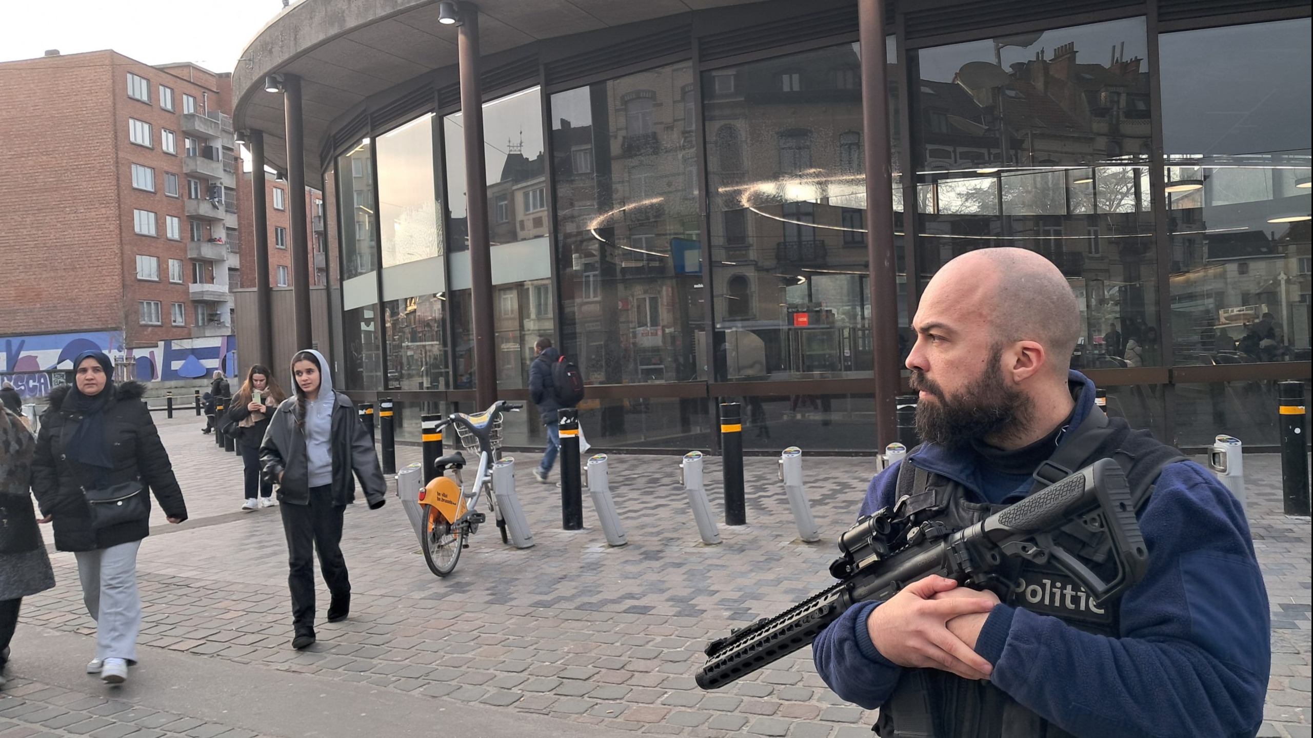 Könnyedén szökött meg a brüsszeli metróállomásnál AK-47-essel lövöldöző ...